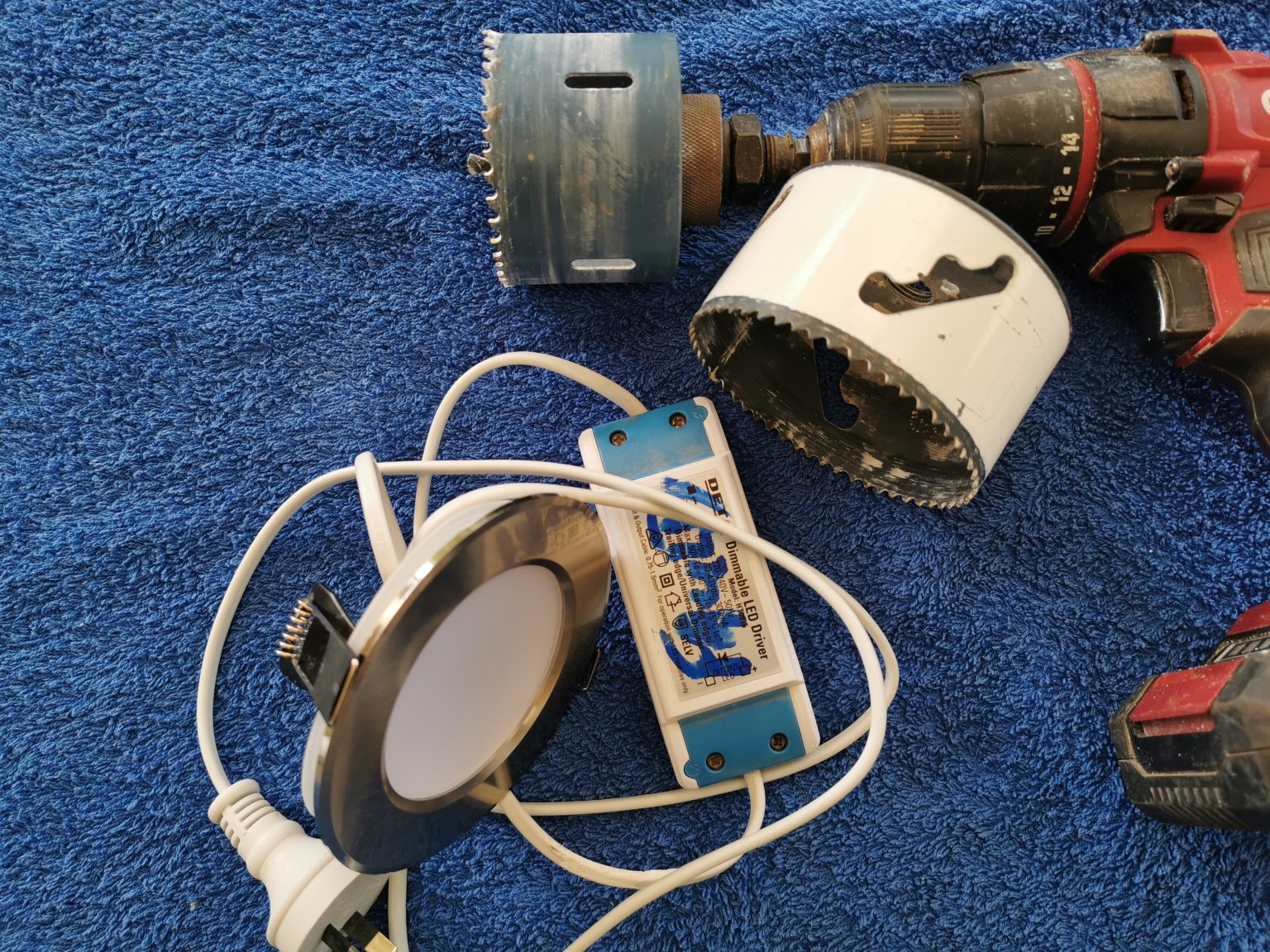 Install an LED downlight and a jig to enlarge a hole saw hole ← Basic ...