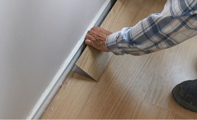 Lay and and repair interlocking laminate flooring ← Basic Lowdown.. No ...